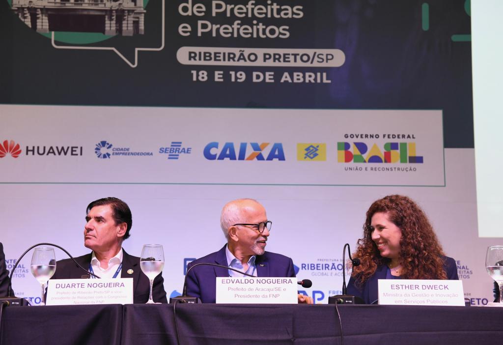 Ao lado de ministra, prefeito Edvaldo anuncia convênios do programa ... Ao lado de ministra, prefeito Edvaldo anuncia convênios do programa ...